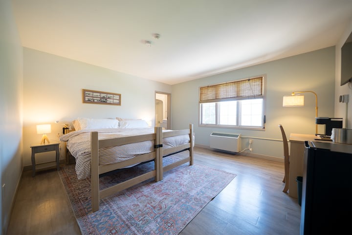 Relaxing King Suite • Walk To The Beach• Sleeps 2 - Port Dover