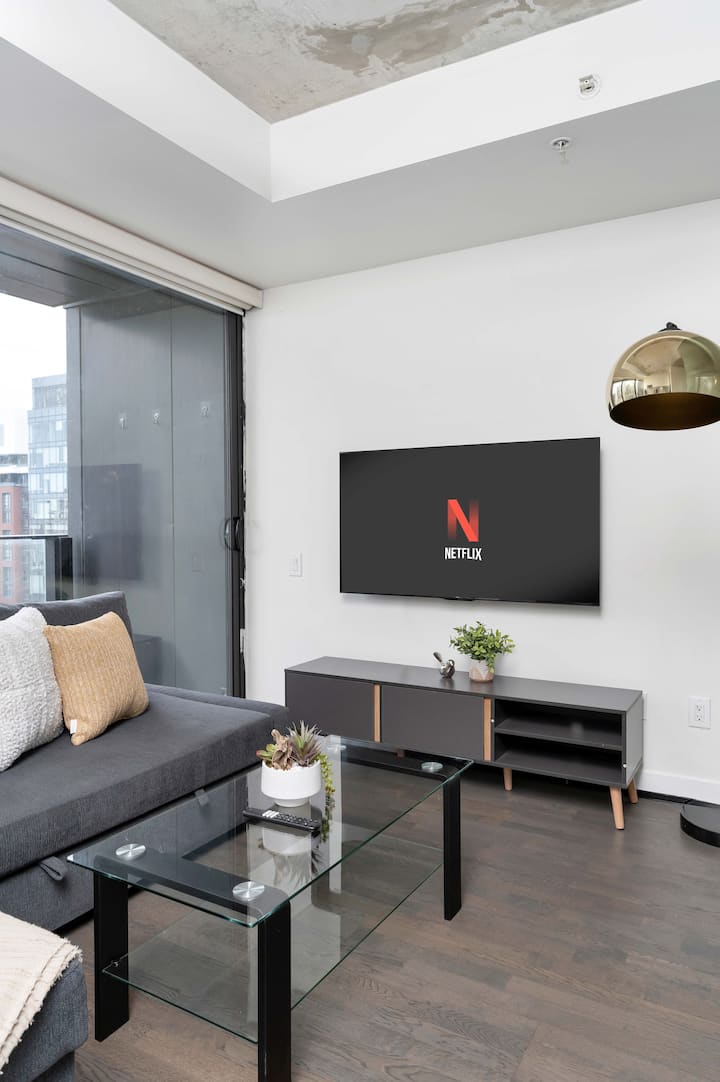 Chic Urban Retreat With Patio In Toronto - Toronto