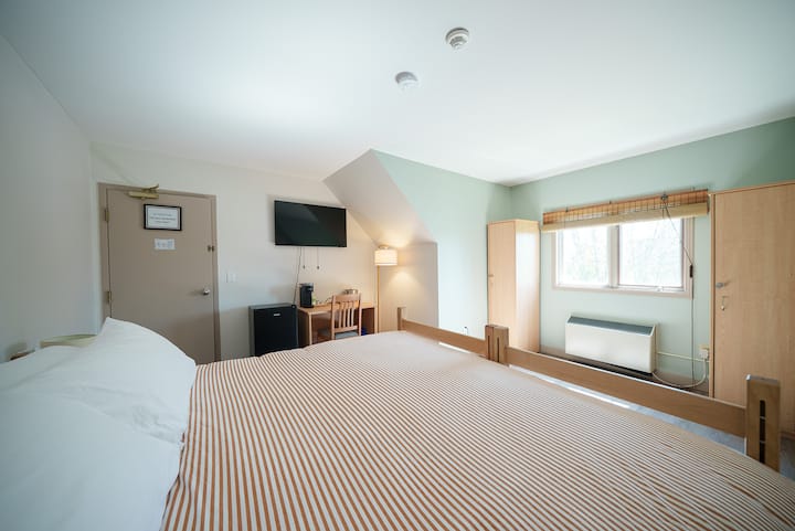 Unit 207 - The Harbourview | King Bed | Sleeps 2 - Port Dover