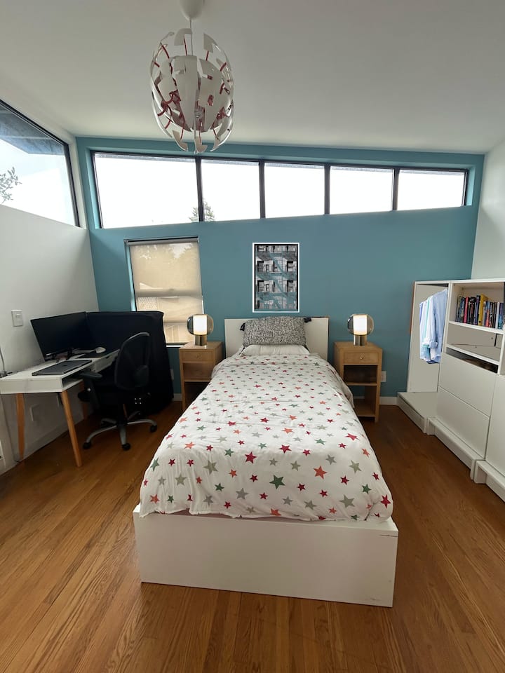 Cozy Bedroom With Lovely Balcony - Berkeley, CA