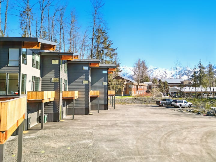 Stylish 2-bedroom Townhome Steps To Downtown - Girdwood, AK