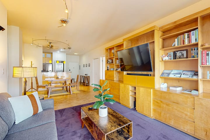 Fabulous 2 Bedroom Penthouse With Pool & Parking! - Sunset Hill - Seattle