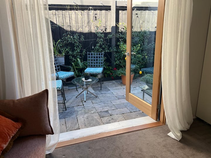 Golf, Beach, Shop - Mordialloc