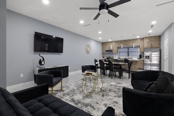 Oro Negro Townhome: Bold Design, Relaxed Comfort. - Mission, TX