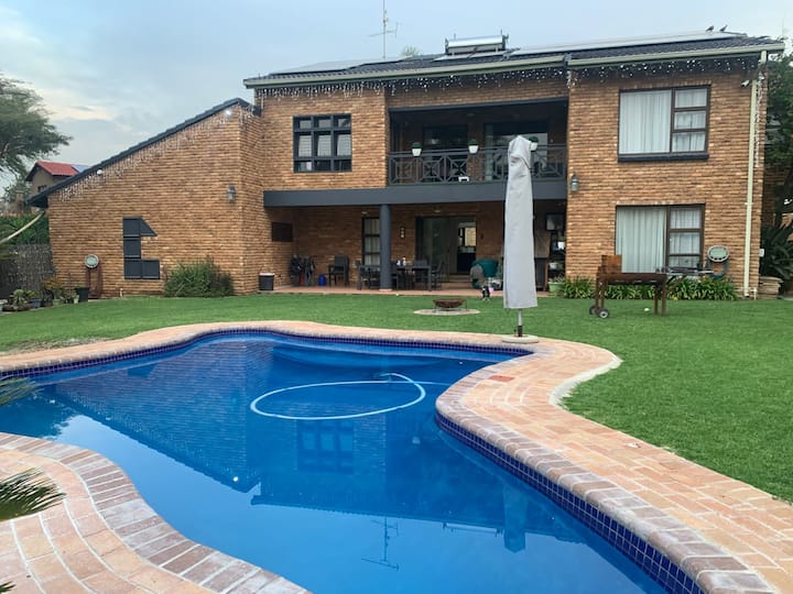 Spacious 3 Bed 3 Bath With Pool In Randpark Ridge - Randburg