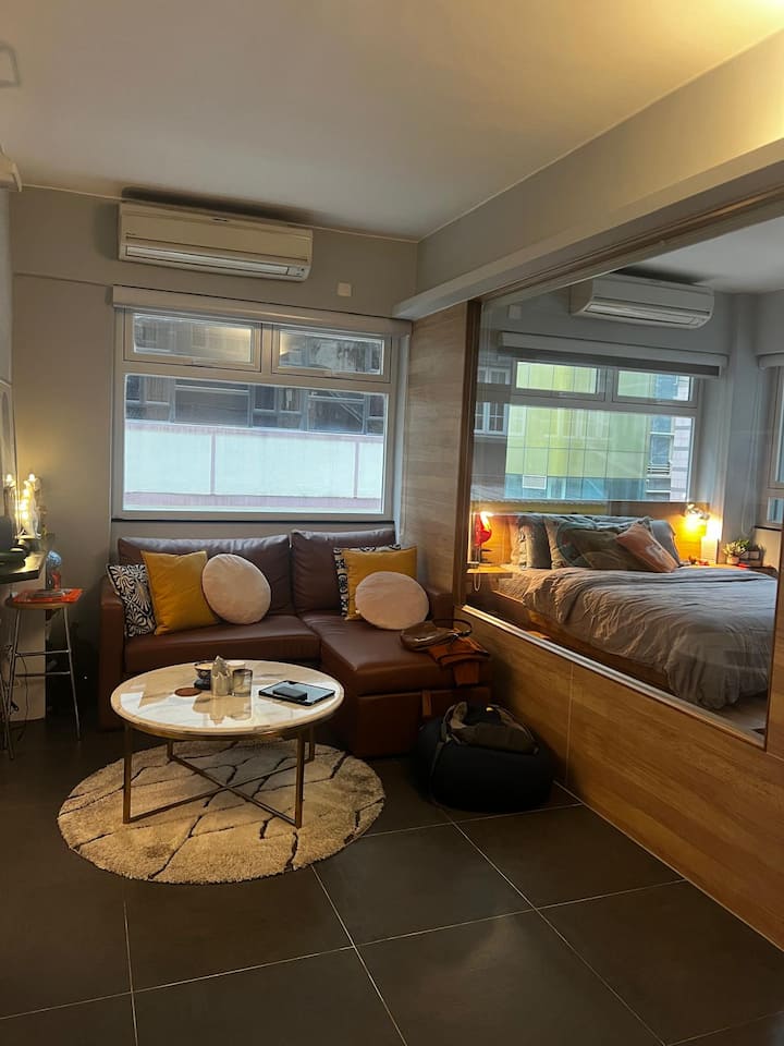 Comfy Mid-levels Apartment - Sheung Wan