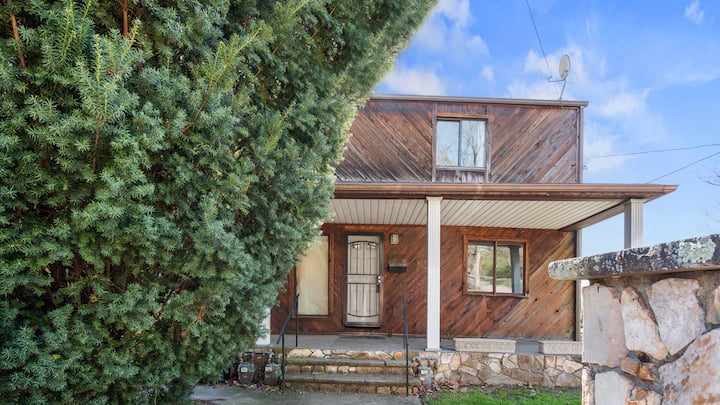Bright & Airy In Greenfield - Homestead, PA