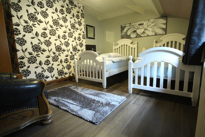 Twin Room With Shared Bathroom. - Betws-y-Coed