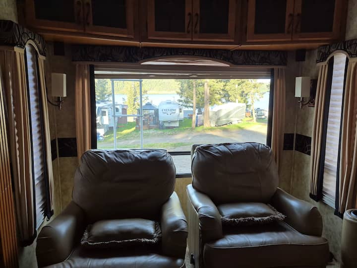 Lakeside Getaway - Lac la Hache, British Columbia