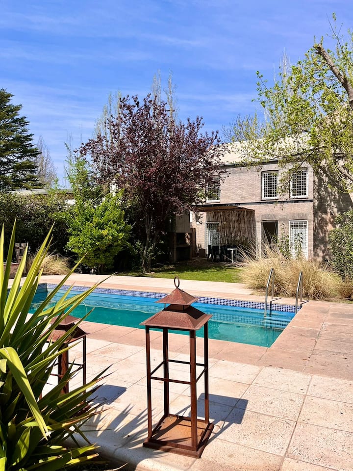 Hermosa Casa Con Gran JardÃn Y Piscina - Argentina