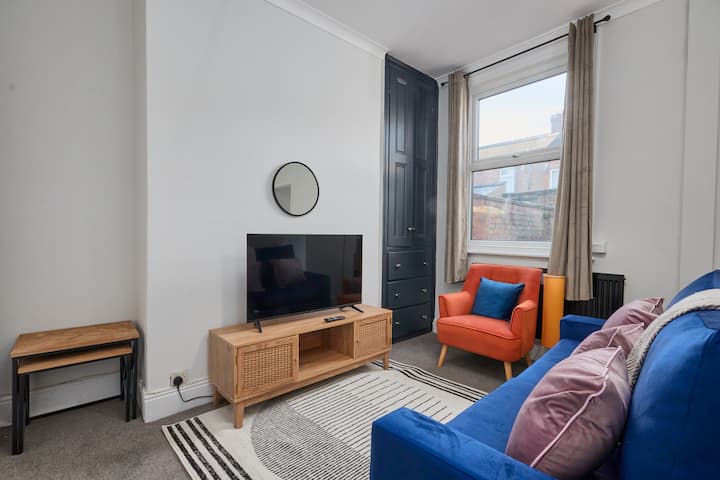 Bright 3-bed W/ Lounge & Patio Area - Darlington