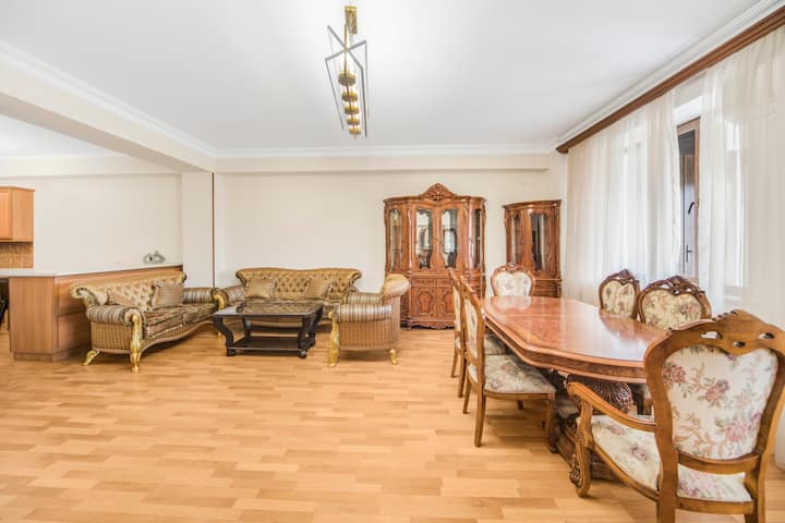 Super Central! Katsin Building! 160sqm/big Balcony - Yerevan
