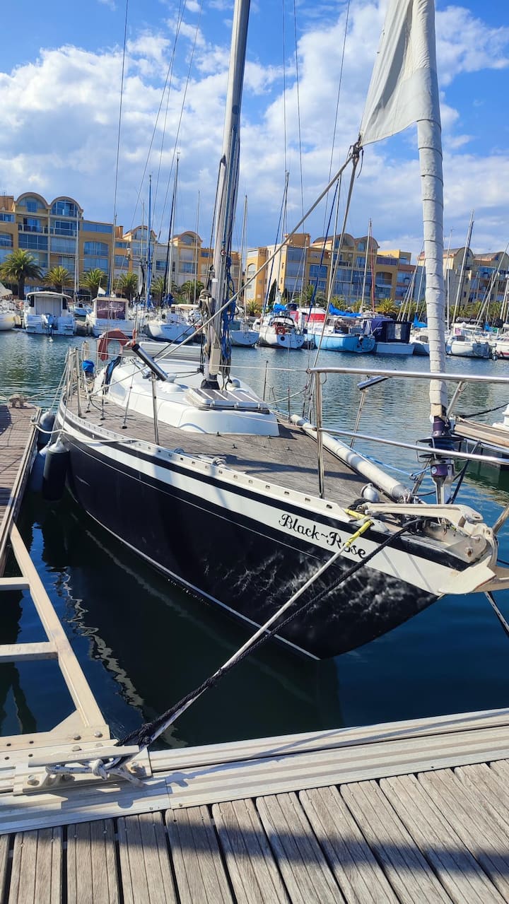 Bateau à Quai Au Port De Gruissan - Saint-Pierre-la-Mer