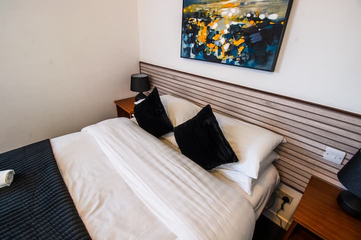 Room 2: Double Ensuite. The Kinross Salutation Inn - Kinross