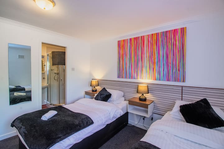 Room 3: Twin Ensuite. The Kinross Salutation Inn - Kinross