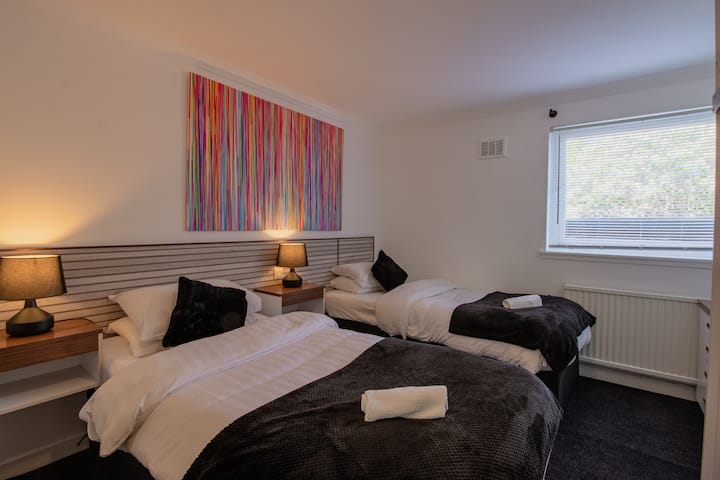 Room 4: Twin Ensuite. The Kinross Salutation Inn - Kinross