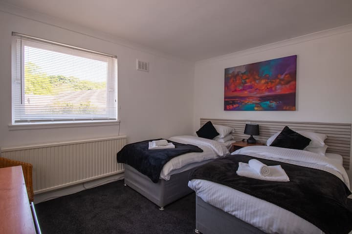 Room 5: Twin. The Kinross Salutation Inn - Kinross