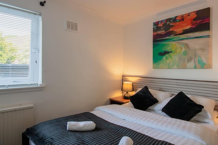 Room 6: Double. The Kinross Salutation Inn - Kinross