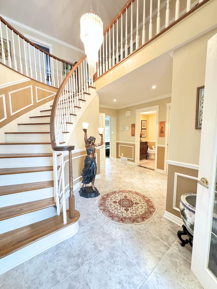 Villa In Montreal, Kirkland - Pointe-Claire