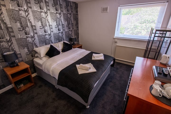 Room 7 - Double Ensuite. Kinross Salutation Inn - Kinross