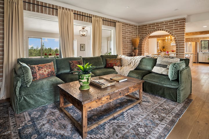 Luxe High Desert Retreat: Views, Vino & Fun - Madras, OR
