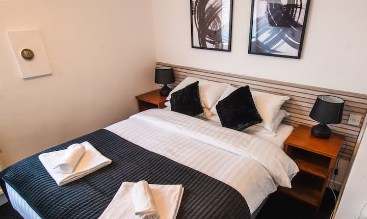 Room 8 - Double. The Kinross Salutation Inn - Kinross