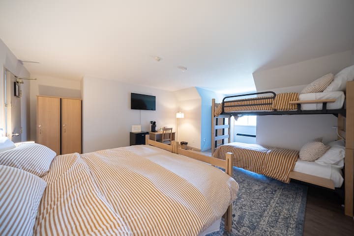 Unit 301 - The Harbourview | Free Wifi | Sleeps 4 - Port Dover