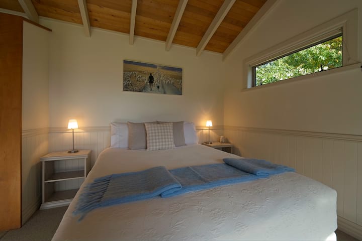 Blue Cottage With Stunning View - Te Anau