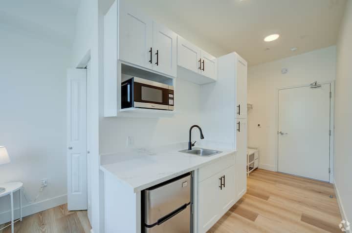 Apartment Studio Unit - Oakland, CA