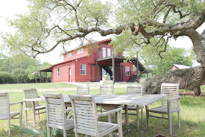The Flying Pig - Round Top, TX