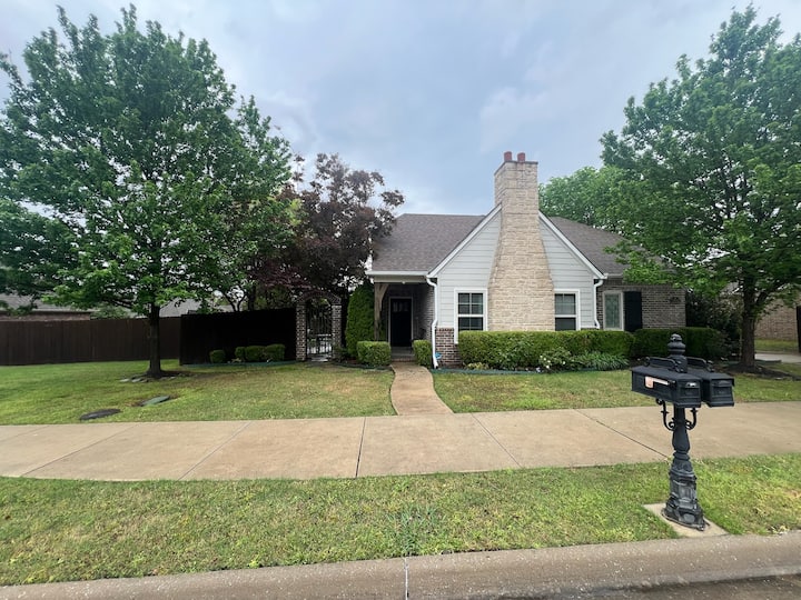 Charming Cottage Near Campus - Fayetteville, AR
