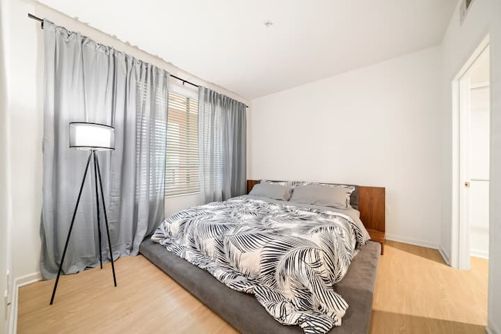 Modern 2 Br W/pool & Hot Tub - Costa Mesa, CA