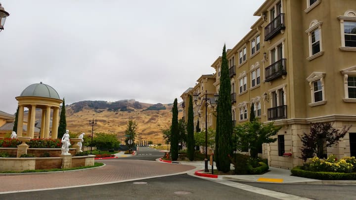 Large Luxury 2bd Condo W/full Kitchen, Gym + Pool! - American Canyon, CA