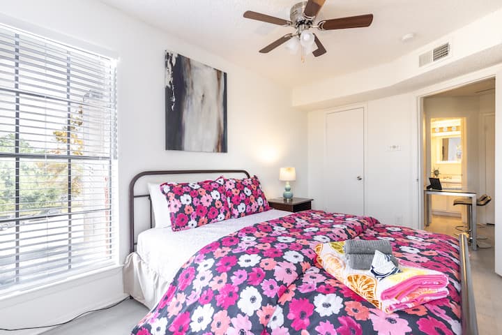 Easy Breezy One Bedroom Stay - 댈러스