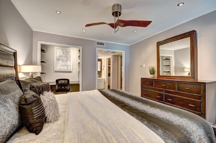Two Step Home – 1br Apt W/ Pool & Workspace - Grand Prairie, TX