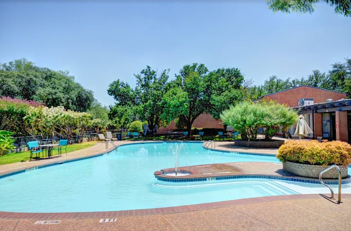 Two Step Home – 1br Apt W/ Pool & Workspace - Grand Prairie, TX