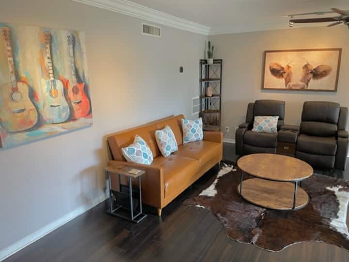 Two Step Home – 1br Apt W/ Pool & Workspace - Grand Prairie, TX