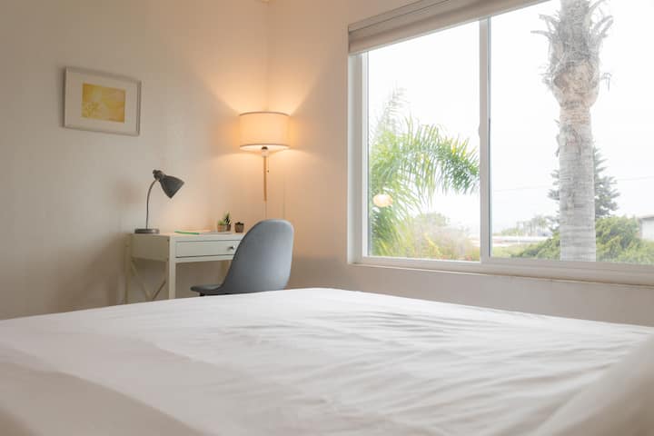 Cozy Room W/ Peek Ocean View & Workspace - Encinitas, CA