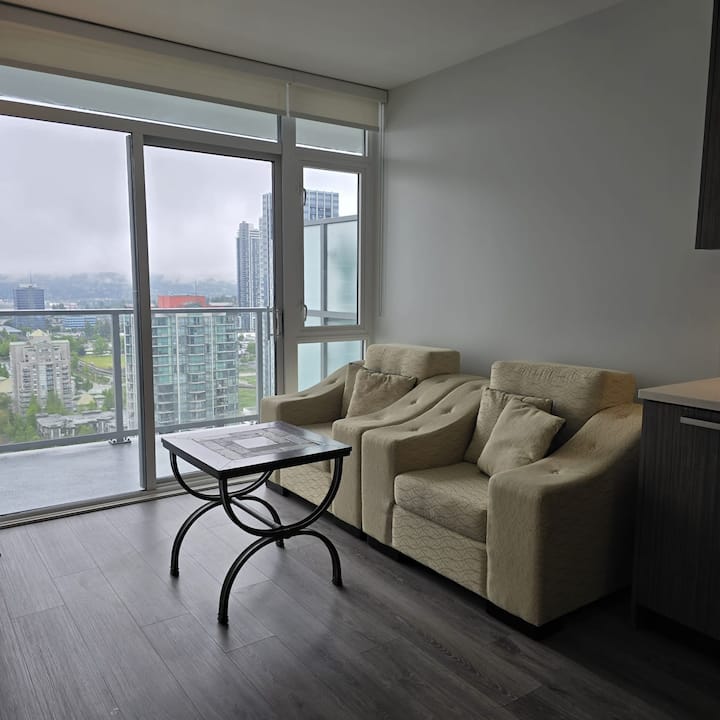Modern 1br High-rise | Balcony, A/c & Parking - Surrey