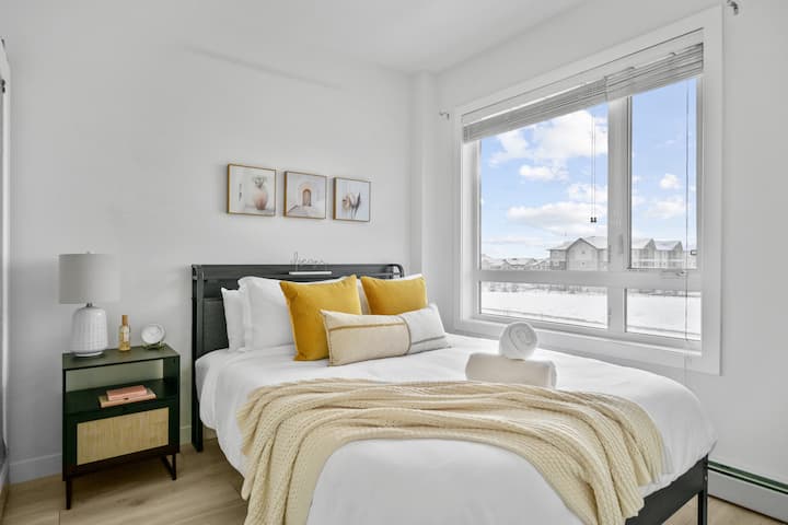 Cozy Fall Boho Retreat | Gym | Free Heated Parking - Canada