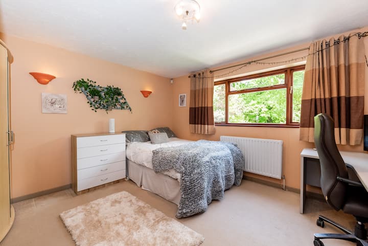 Stay With Stewart: 2 Rooms In Large Country House - Farnham