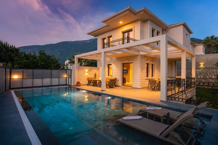 ÖLüdeniz'de şıK Havuzlu Jakuzuli Villa - Ovacık
