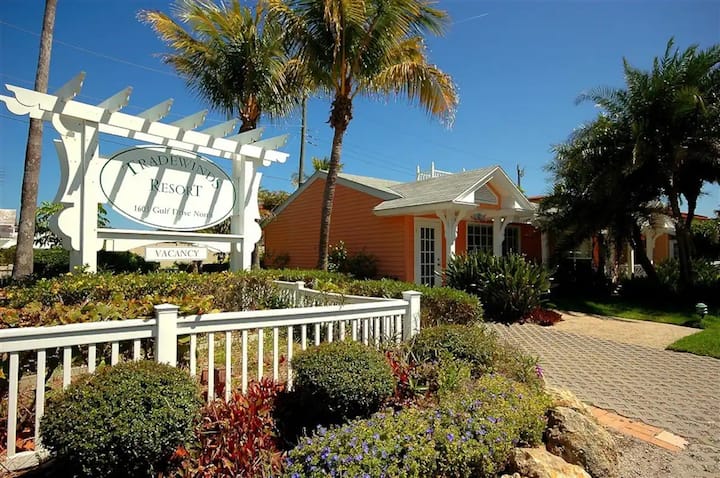 Paradise Getaway On Anna Maria Island - Holmes Beach, FL