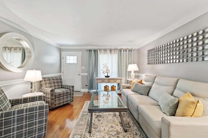 Charming Coastal Getaway - Jacksonville, NC