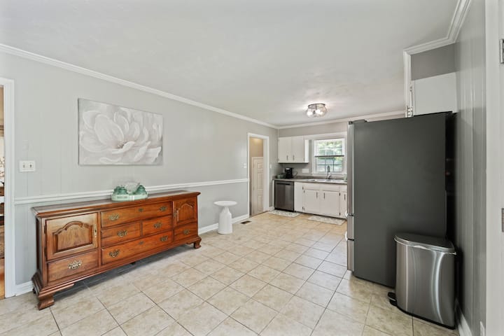 Charming Coastal Getaway - Jacksonville, NC