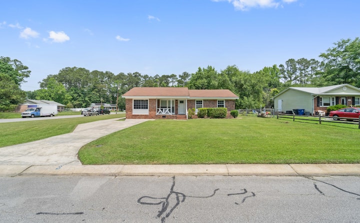 Charming Coastal Getaway - Jacksonville, NC