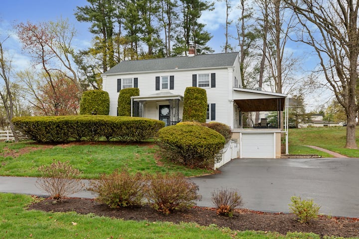 Parkside White House Getaway - Phoenixville, PA