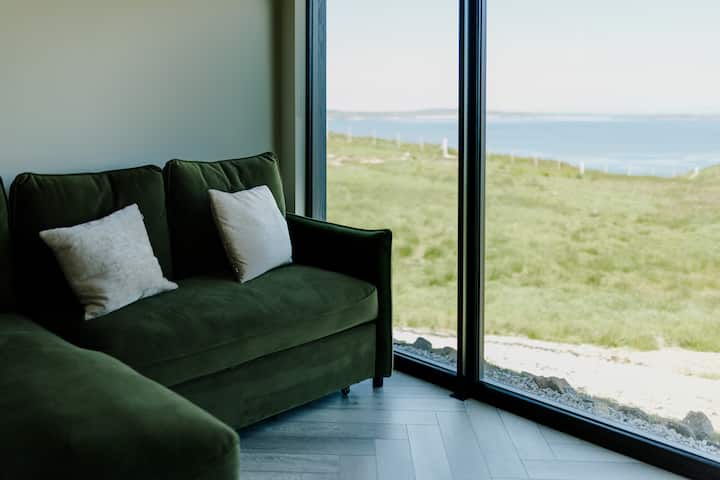 Cliffside Luxury Cabin With Hot Tub - Ballycastle