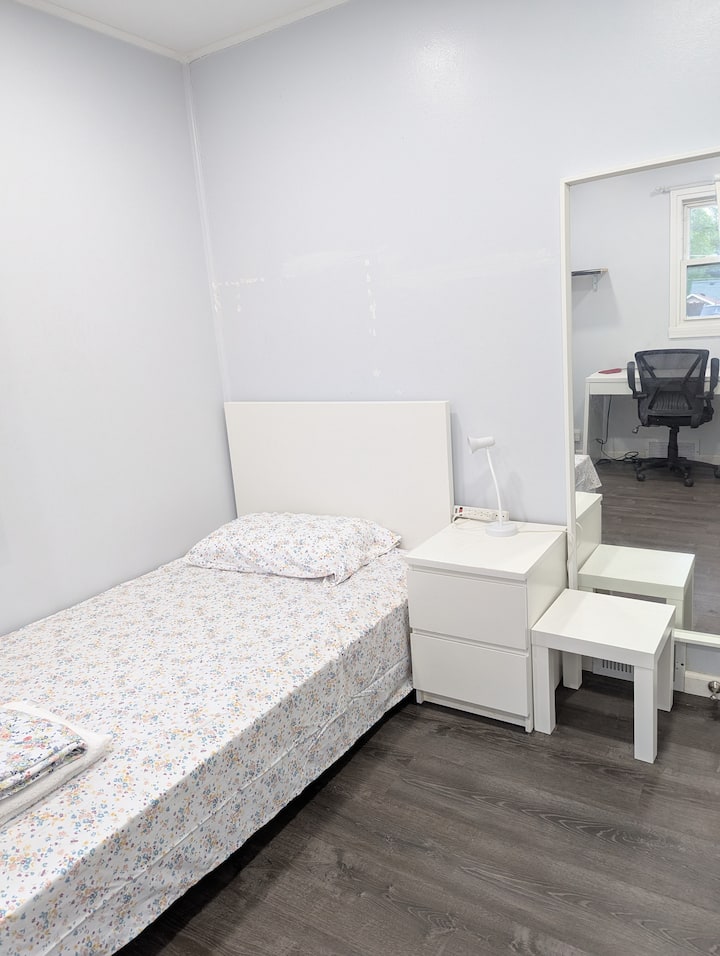 Aurora House • Main Floor Room # 1 (Twin Bed) - 오로라