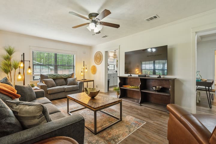 Lufkin Comfort & Convenience | Cozy 2br Near Dt - Lufkin, TX